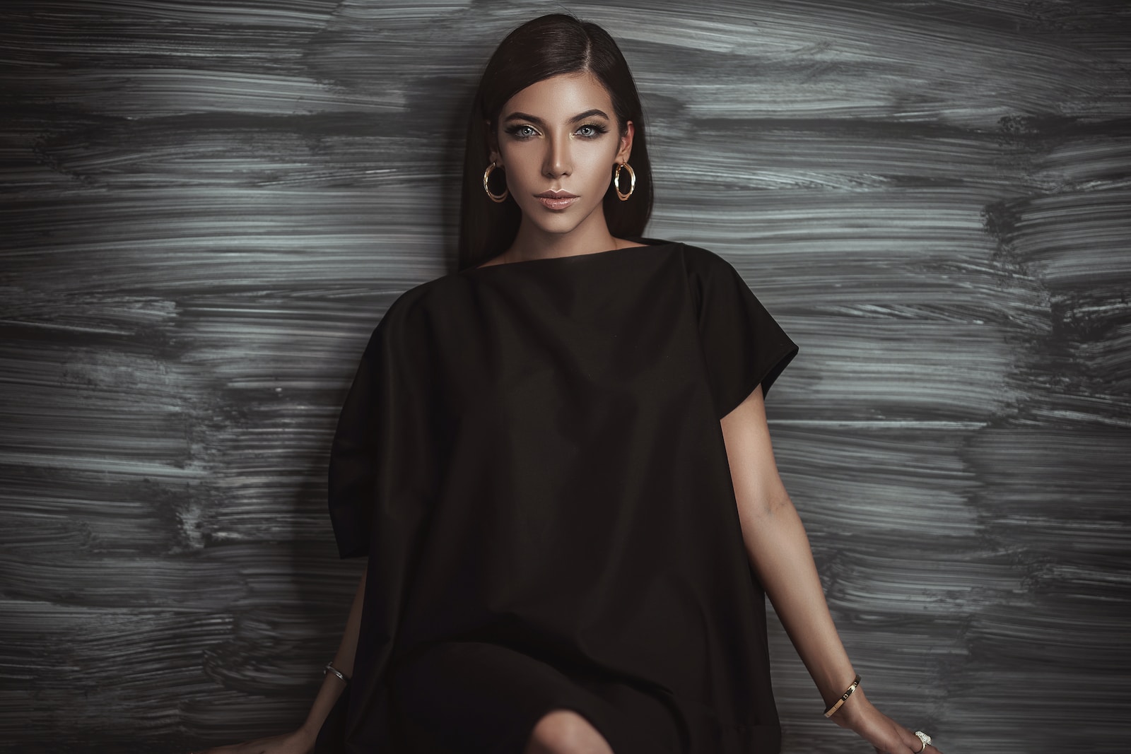 How to Achieve a Feminine Look with Minimalist Fashion